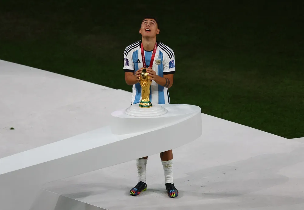 Dybala entrega medalha de campeão do mundo à Roma - Portal Leia Mais